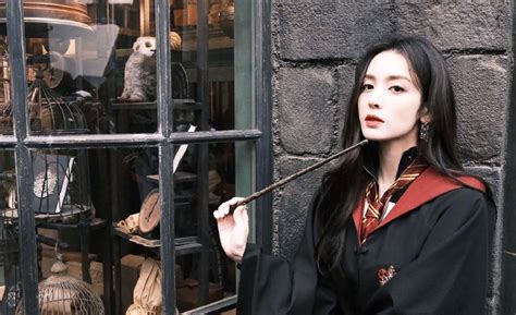 娜扎晒环球影城游玩照庆生 穿魔法袍怼脸拍超可爱 搜狐大视野 搜狐新闻
