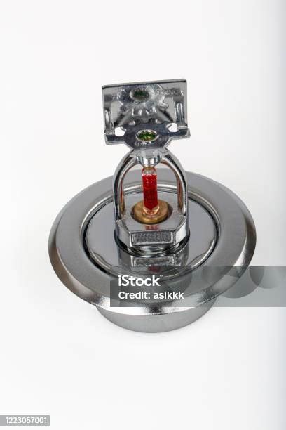 소방 장비 흰색 천장 배경에 스프링클러 자동 헤드 화재 스프링클러 소화기 스프링클러에 초점을 선택 소방관 안전 개념입니다 0명에 대한 스톡 사진 및 기타 이미지 Istock