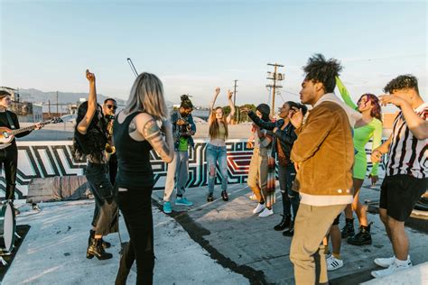 Dtla Tik의 톡 가수 거리 음악가 공유 경험 군중 그룹 노천 다양한 그룹 다이나믹한 댄스 도시 배경