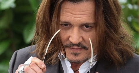 칸영화제 개막작 잔 뒤 바리 포토콜 포즈 취하는 조니 뎁