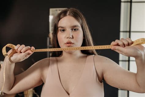 有关＃室内 个人成长 个人旅程 个人风格 休闲装 個性 健康 健康意识 健康生活 健康的生活型態 健身 减肥 動機 卷尺 嚴肅 女人 女性 室内摄影 家庭