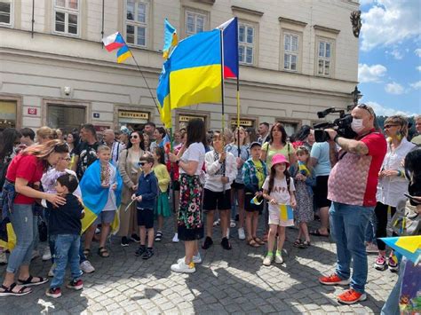 У Празі українці закликали надати Україні статус кандидата в ЄС Вечірній Київ