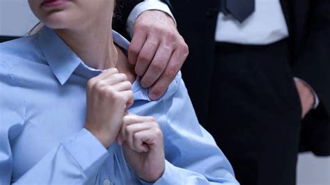 این زن کثیف با چهره مردانه پسر 13 ساله را مجبور به رابطه جنسی میکرد عکس