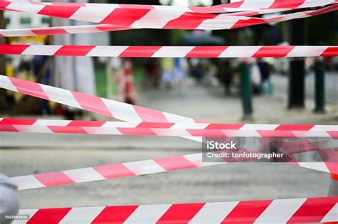빨간색과 흰색 배리어 크로스 테이프 라인은 통행 금지 교통 금지용 배리어 테이프 위험 지역용 경고 테이프 표지판 입력 금지 저지선 테이프에 대한 스톡 사진 및 기타 이미지