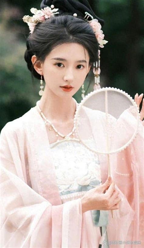 惊天大瓜！曝于正新签女艺人“当小三”！睡原配床，原配二胎流产于正在张婉女孩