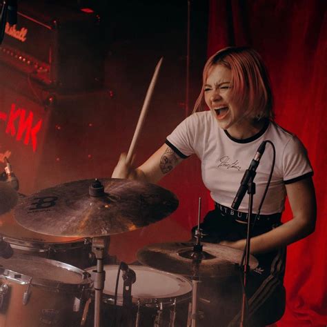 Милейшая девушка в панк роке — Алина Олешева барабанщица «Кис кис