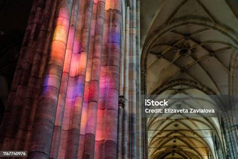프라하의 고딕 양식의 성 비투스 대성당의 스테인드 글라스 창문에서 착색된 눈부심 0명에 대한 스톡 사진 및 기타 이미지 0명 건축 고대의 Istock