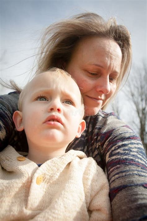 Счастливые мать и сынок стоковое изображение изображение насчитывающей кавказско 64311379