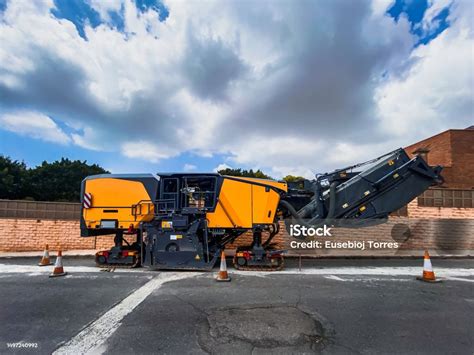 크롤러 트랙과 도로 아스팔트 및 콘크리트 제거를 위한 고출력이 있는 대형 노란색 및 검은색 전문 냉간 밀링 머신 도로의 아스팔트