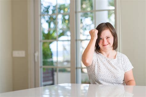 다운 증후군 여자 집 화가 좌절 소리 미친과 제기 손으로 소리 분노와 분노 개념에 다운 증후군에 대한 스톡 사진 및 기타 이미지