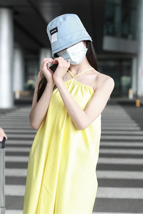 李子璇穿挂脖上衣秀香肩锁骨 花式摆pose又甜又酷