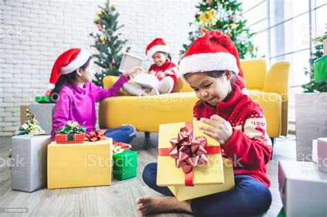 귀여운 아시아 아이 소녀 선물과 크리스마스 축제에서 축하하기 위해 함께 장식하는 데 도움과 놀라움 12월에 대한 스톡 사진 및 기타 이미지 Istock