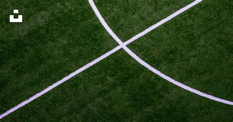 흰색 선이 있는 테니스 코트 사진 Unsplash의 무료 녹색 이미지