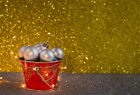 크리스마스 구성 금색과 은색 배경에 빨간 양동이에 실버 크리스마스 공 공간을 복사합니다 새해 0명에 대한 스톡 사진 및 기타 이미지 Istock