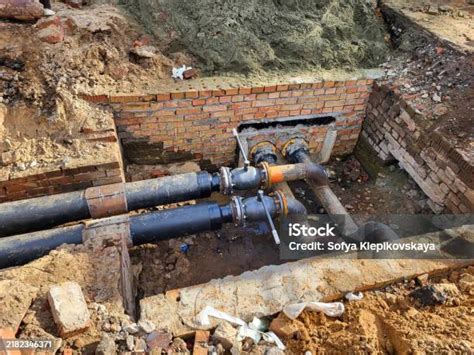 수도관 교체 트렌치의 난방 주관 수리 및 재건 도시 통신 수리 오래된 파이프 교체 개발에 대한 스톡 사진 및 기타 이미지 개발 거리 건설 산업 Istock