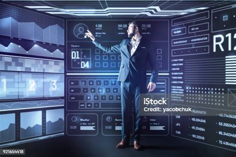 개인 정보를 변경 하는 동안 화면을 터치 하는 우아한 프로그래머 개발에 대한 스톡 사진 및 기타 이미지 개발 계획 기술 Istock