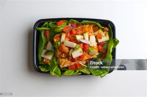 테이크아웃 또는 이동 식 음식은 이동 상자에 담겨 제공됩니다 유기농 건강 식품 스테이크 닭고기 파스타 감자 신선한 과일 및 찐 야채 클래식 아메리카 점심 또는 저녁 테이크