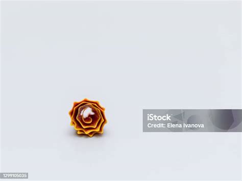 회색 배경에 노란색 연필은 꽃의 형태로 면도 텍스처 공간을 복사합니다 노랑에 대한 스톡 사진 및 기타 이미지 노랑 연필 깎은 부스러기 0명 Istock