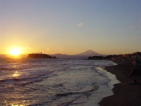 鎌倉の社寺をたずねて 七里ヶ浜できれいな夕日を見てみよう夕映えの中でリッキーの浜辺へようこそ七里ヶ浜と富士山