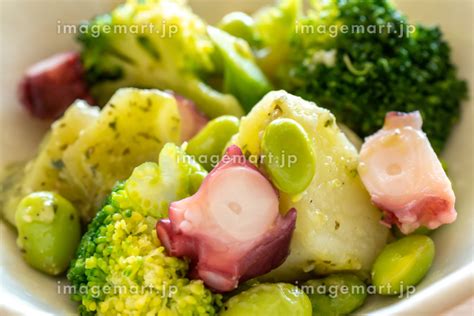 タコ、ブロッコリー、じゃがいも、枝豆のバジルサラダの写真素材 196622011 イメージマート