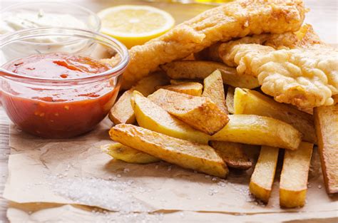 양피지에 케첩과 치 타르 소스가 있는 전통 영국 길거리 음식 생선 및 칩 감자 요리에 대한 스톡 사진 및 기타 이미지 감자 요리 감자 칩 건강에 좋지 않은 음식
