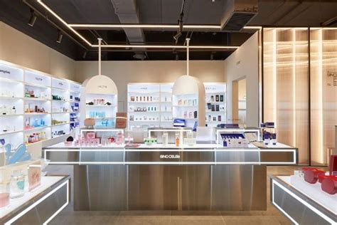 조명으로 포인트를 준 깔끔하고 고급스러운 41평 화장품 매장 인테리어 업체 인테리어 화장품 매장 인테리어