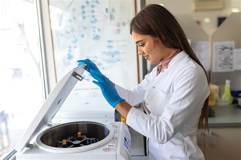 과학자 근로자 실험실 기술자는 병원의 실험실 방에서 테스트 및 진단 임상 표본 샘플을 위한 원심 분리장치 장치 자동화 기계를