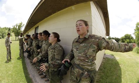Basic Combat Training Gas Chamber Dont Freak Out Article The United States Army