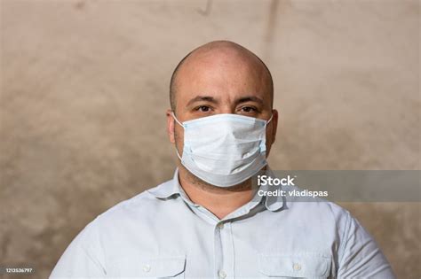 의료 보호 얼굴 마스크와 아픈 젊은 남자는 흐리게 배경에 전염병 코로나 바이러스 질병을 보여줍니다 유럽에서 코비드19 발발 독감