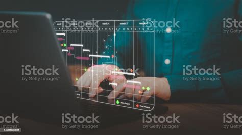 비즈니스 관리 시스템의 컴퓨터로 데이터 분석 작업을 하는 사업가는 데이터베이스에 연결된 Kpi 및 메트릭으로 보고서를 작성합니다 재무 마케팅 운영 영업에 대한 기업 전략