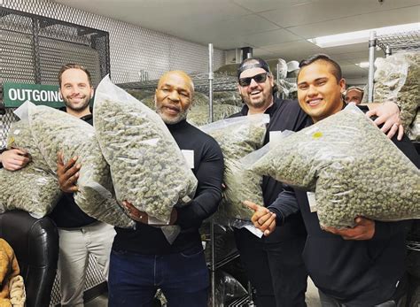 Mike Tyson Pose Avec Des Sacs De Weed Sur Instagram