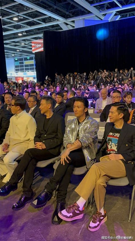 港圈盛会！成龙张学友张家辉梁朝伟刘德华同框合影 搜狐大视野 搜狐新闻
