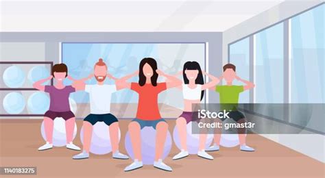 피플 그룹 앉아 피트 니스 볼 남자 여자 압박 운동 훈련 체육관 에어로빅 운동 건강 한 라이프 스타일 개념 현대 건강 클럽 스튜디오 인테리어 수평 공 스포츠 장비에 대한