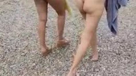 ICNxkFCQ NbGsfS 雙美挑戰全裸過馬路 AV