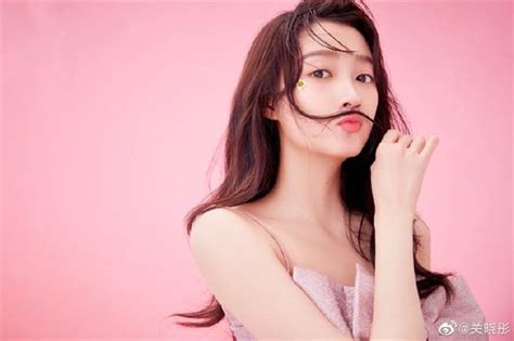 狗仔鏡頭下的關曉彤不醜反而超氣質 23歲嫩臉美到逆天網戀愛了 娛樂 中時新聞網