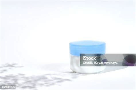 크림 또는 복권과 꽃 그림자가있는 화장품 흰색 항아리 파란색 뚜껑 일광과 거친 그림자가있는 흰색 배경 0명에 대한 스톡 사진 및 기타 이미지 Istock