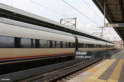 기차역에서 고속 열차 현대 도시 간 여객 열차 상업 운송 0명에 대한 스톡 사진 및 기타 이미지 0명 관광 교통 Istock