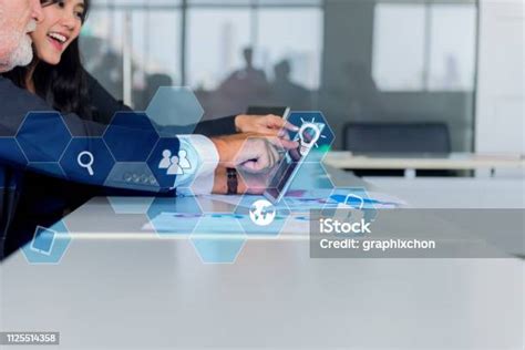 개인 개발 코칭을 비즈니스 팀워크에 대 한 교육 과정 회의 하 고 동료와 토론 겨냥에 대한 스톡 사진 및 기타 이미지 겨냥 경영자 계약서 Istock