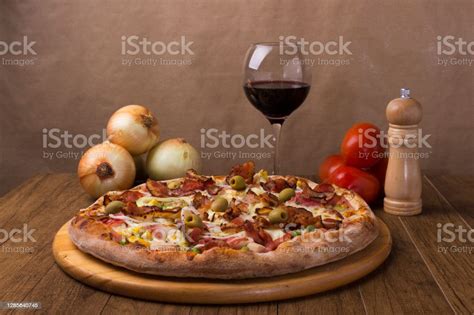 레드 와인 한 잔과 맛있는 포르투갈피자 소박한 양파와 토마토를 배경으로 한 미식 사진 0명에 대한 스톡 사진 및 기타 이미지 0명 가정 주방 가정의 방 Istock