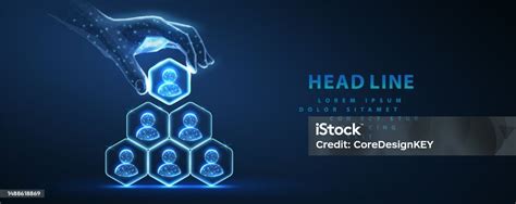 Hr 관리 추상적인 3d 인간의 손은 사람들 피라미드 위에 육각형의 리더 아이콘을 잡고 있다 인적 복귀 팀장 채용 프로세스 인력