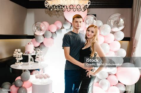 포옹과 커플을 즐기고 배경 공기 풍선 생일 파티에 세인트 발렌타인 데이를 축하하면서 함께 시간을 보내고 행복한 가족 사랑 2명에 대한 스톡 사진 및 기타 이미지 Istock