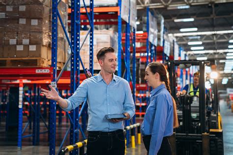 창고에서 재고를 확인하는 작업자가 제조 선반에 있습니다 엔지니어가 창고에서 일하고 있습니다 경영자에 대한 스톡 사진 및 기타 이미지 Istock