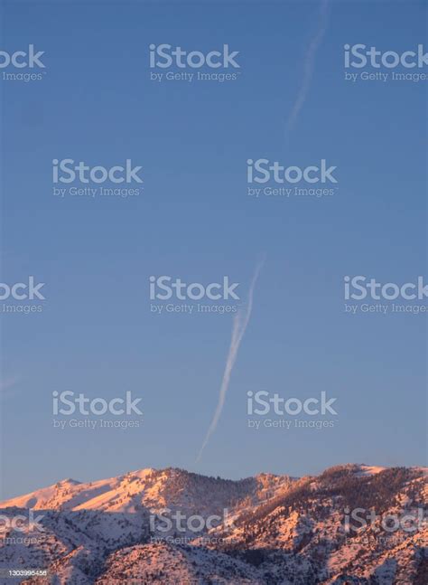 그리스 에비아 섬의 구름 배경에 있는 해질녘 에피스 산의 눈 덮인 봉우리 0명에 대한 스톡 사진 및 기타 이미지 0명 겨울