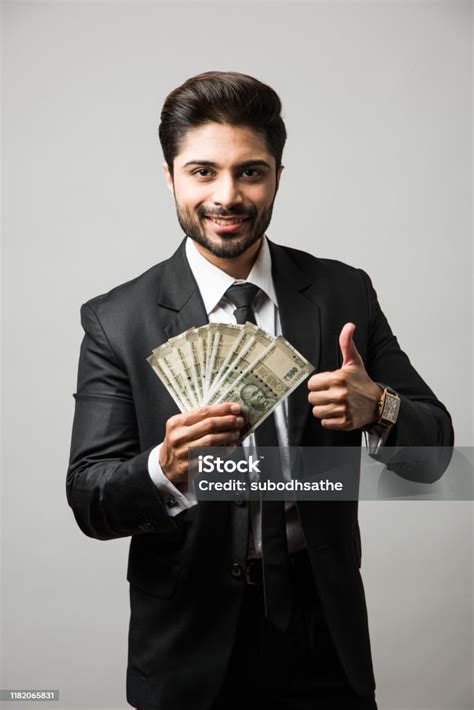 행복한 수염 인도 사업가 손에 팬을 들고 500의 인도 루피 통화 지폐 흰색 배경 위에 고립 된 서 검은색에 대한 스톡 사진 및 기타 이미지 Istock