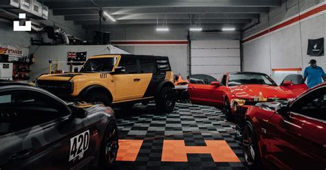 다양한 색상의 자동차로 가득한 차고 사진 Unsplash의 무료 트럭 이미지