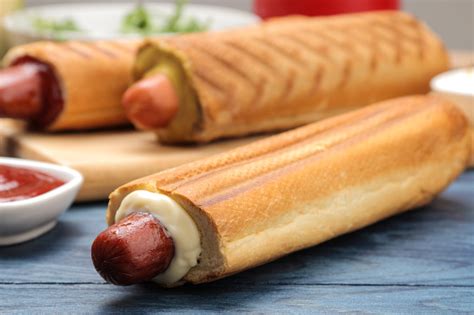 프렌치 핫도그 보드에 맛있는 핫도그와 파란색 나무 테이블에 소스 패스트 푸드 길거리 음식 롤빵에 소시지 0명에 대한 스톡 사진 및 기타 이미지 Istock