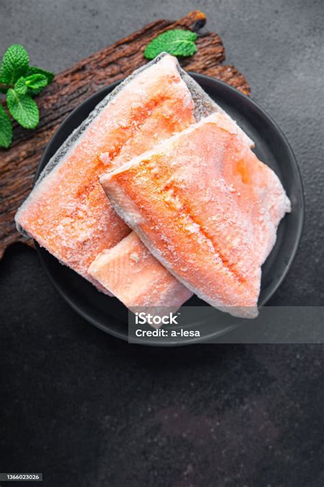 숯불구이 생선 냉동 생 해산물 프리치 요리 빨간 생선 조각 장기 수납 건강 식사 음식 간식 에 테이블 복사 공간 음식 배경 소박한 최고 보기 페스카타리 다이어트 0명에 대한