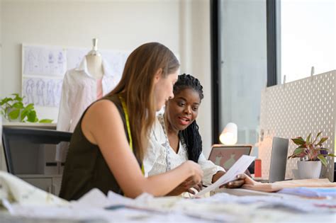 워크숍 스튜디오에서 함께 일하는 패션 디자이너의 행복한 커플 2명에 대한 스톡 사진 및 기타 이미지 2명 공예 다중 색상 Istock