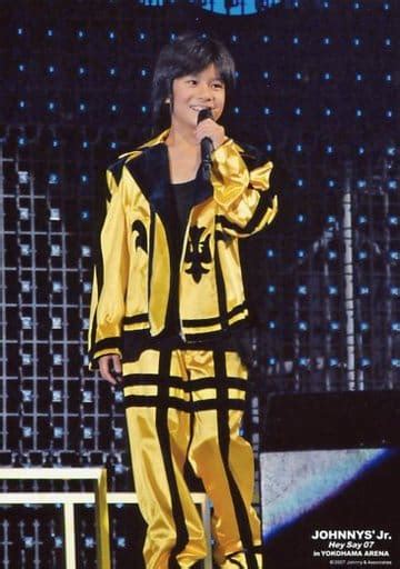 駿河屋 ジャニーズjr森本慎太郎ライブフォト・膝上・衣装黄黒・左手マイク・目線右johnnysjr Hey Say 07