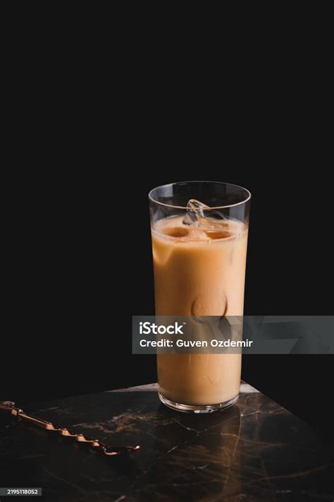 얼음을 넣은 긴 잔에 담긴 아이스 커피 여름날에 딱 맞는 상쾌한 콜드 브루 음료 맛있는 음료가 있는 카페 0명에 대한 스톡 사진 및 기타 이미지 Istock
